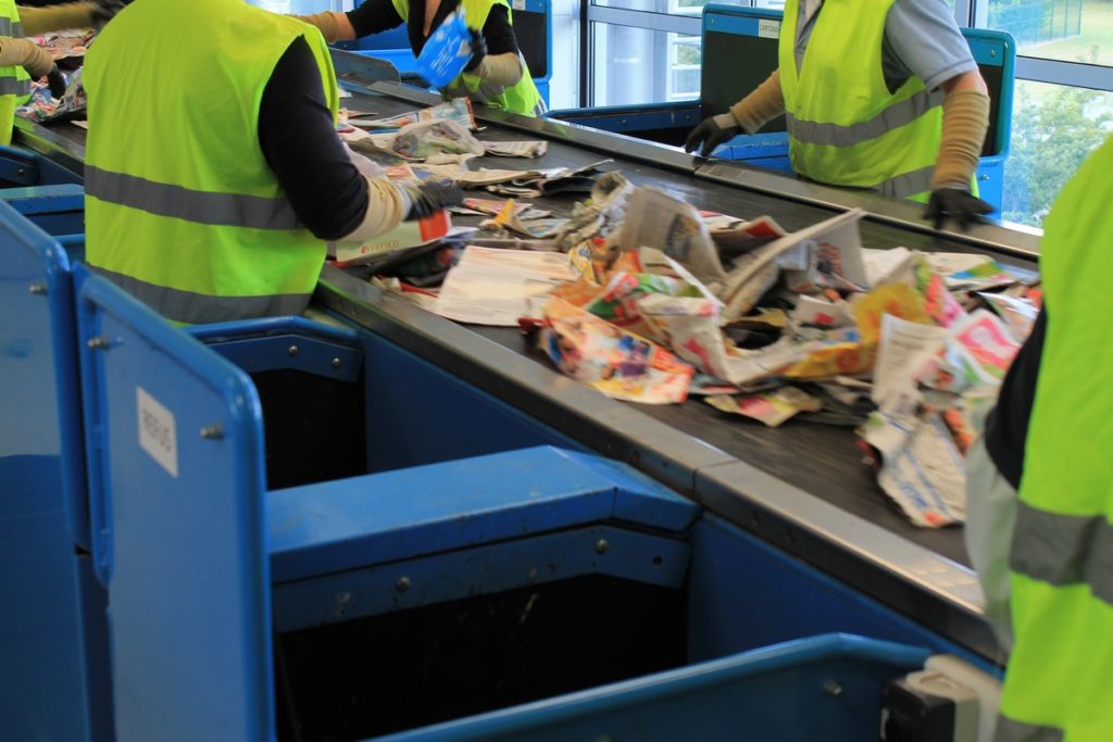 Visite du centre de tri des déchets recyclables à Vannes - Terre Agir